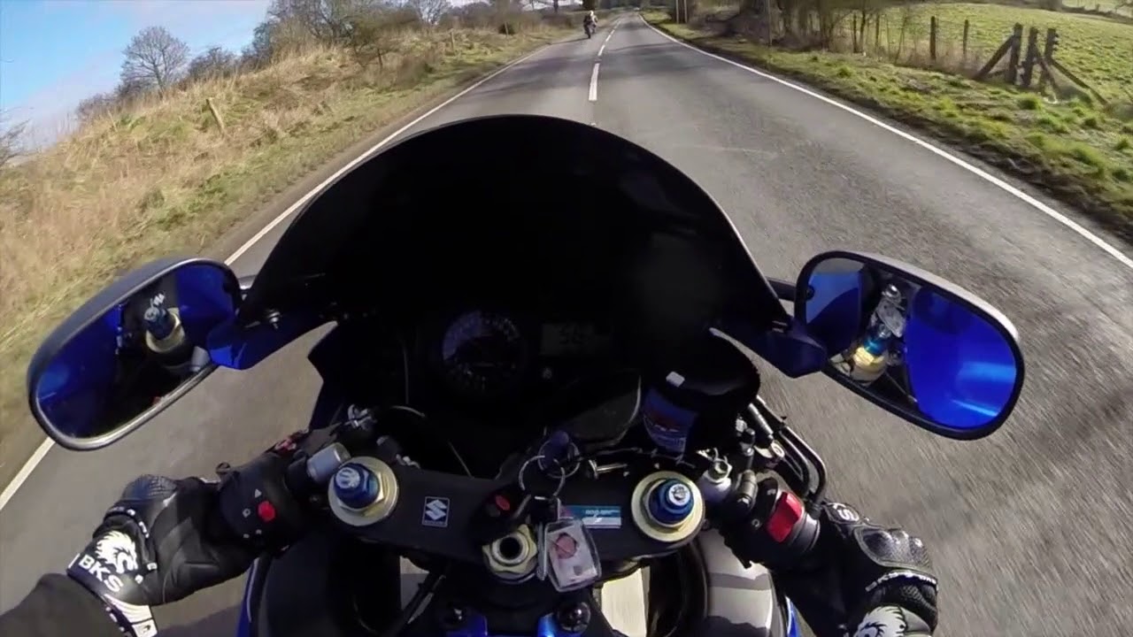 Suzuki GSXR 600 VS R1 - YouTube