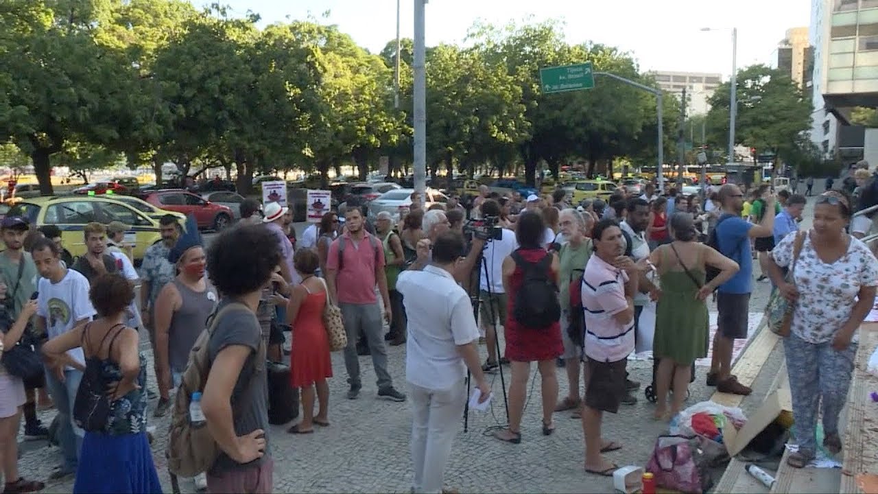Protest in front of Vale headquarters after Brazil mine dam collapse ...
