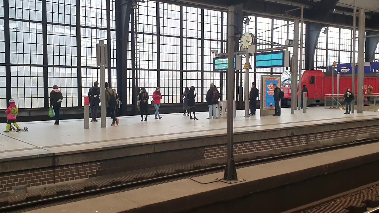 E 147 der DB AG im Bahnhof Friedrichstraße in Berlin - YouTube