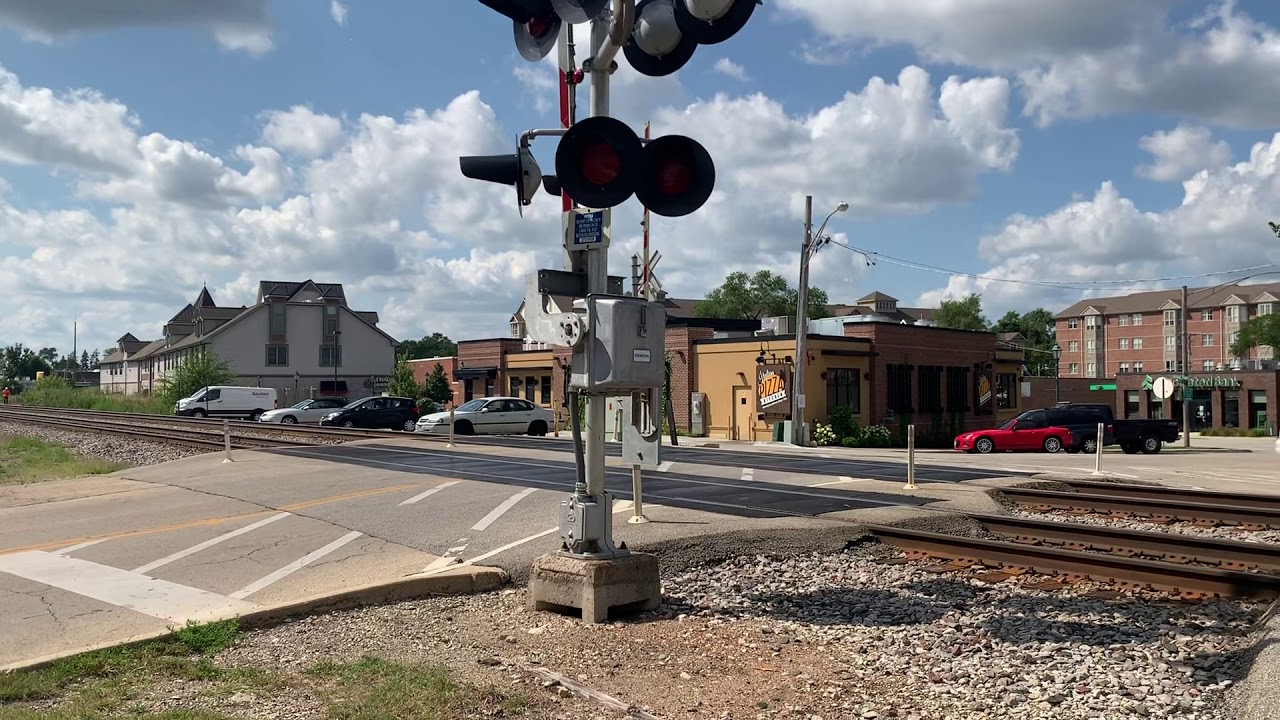 Metra Train goes fast in Roselle - YouTube