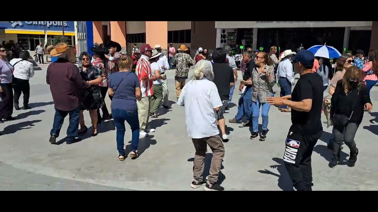 bailando la de reynalda en el centro de ciudad Juarez. - YouTube