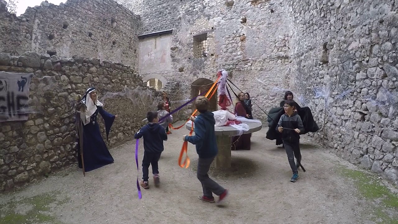 Il ballo e canto delle streghe Castello di Avio 29-10-17 - YouTube
