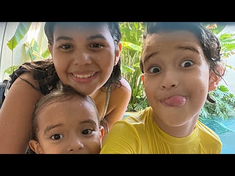 brincando na piscina 