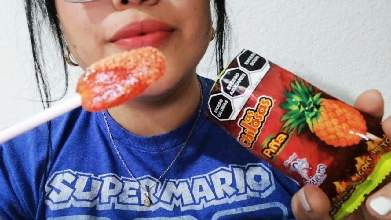 ASMR 🍭 comiendo paleta con chilito DULCE MEXICANO 🇲🇽 despacio 😛 Eating ...