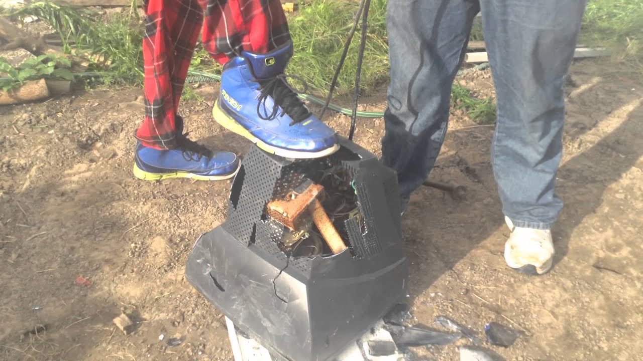 Smashing An Old Dell Computer - YouTube