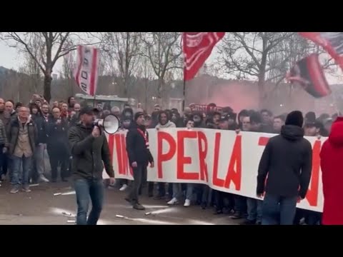 PERUGIA ULTRAS salutano la squadra prima della sfida in derby contro ...