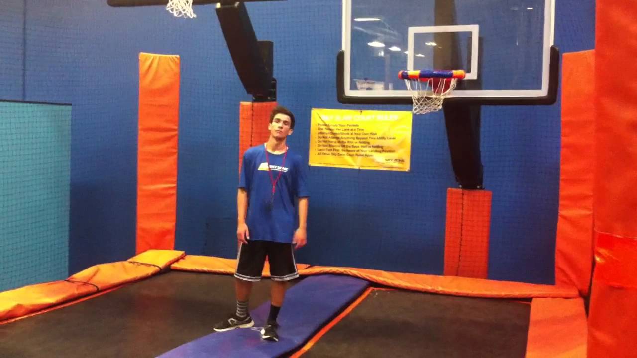 Me doing Michael Jordan's dunk at sky zone - YouTube