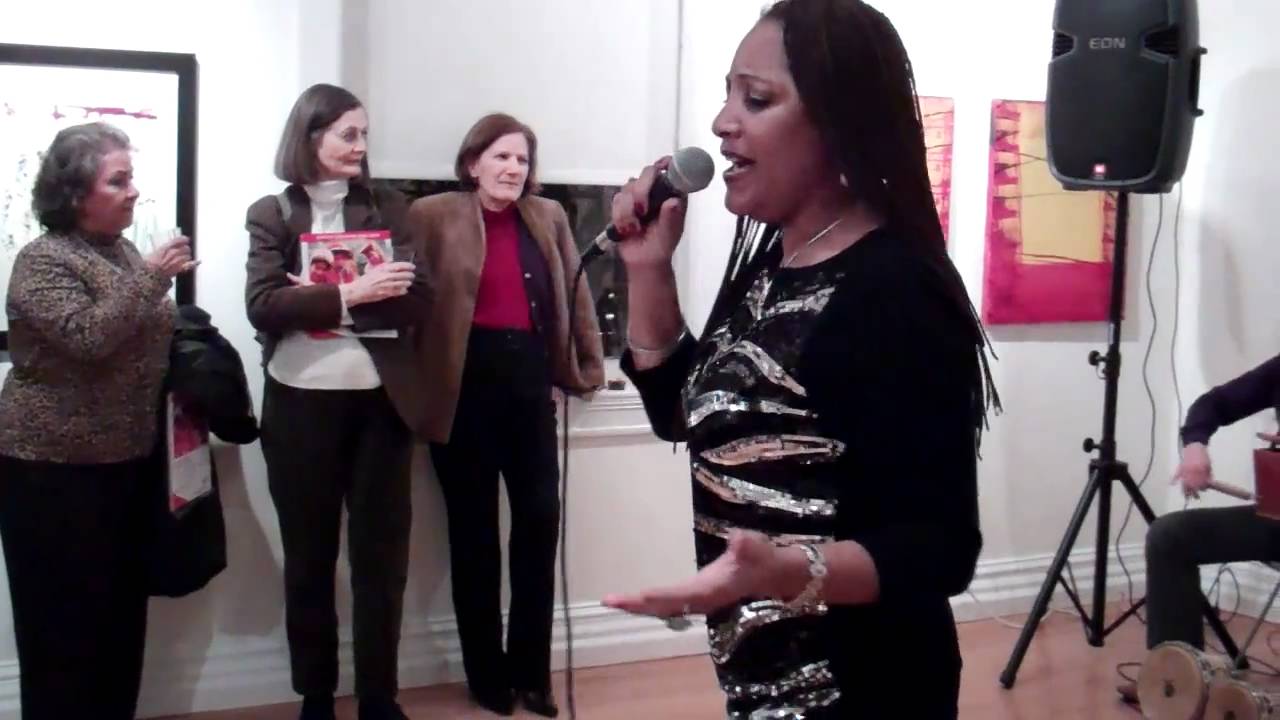 Vicky Leyva canta en la Embajada de Perú - YouTube