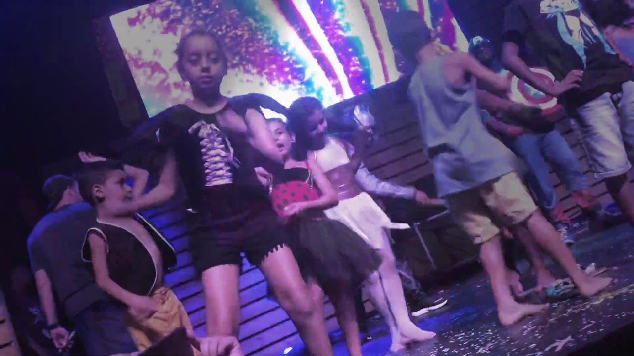 Dançando com a prima no carnaval balada - YouTube