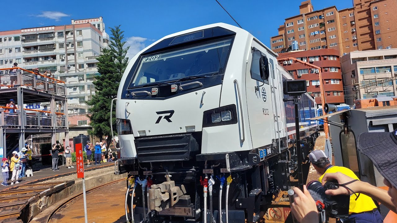 R200 *新* 柴電機車頭 上轉盤去！地點：彰化扇形車庫 @WFRPS-TRAIN @kai._.08.09 - YouTube