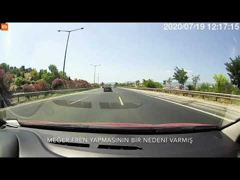 OTOBANDA ŞERİDİN ORTASINDA YERDE OTURAN DAYI