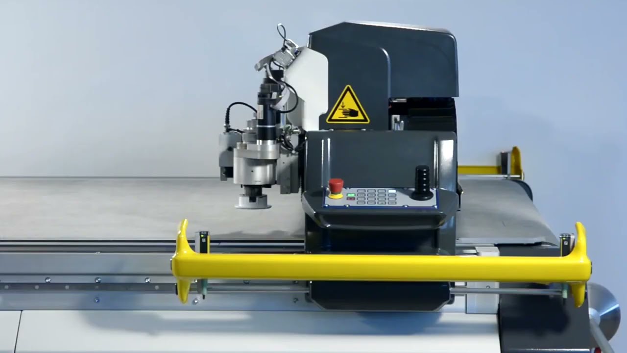 Cutter Bullmer Premiumcut ELC, jednowarstwowy cutter - YouTube