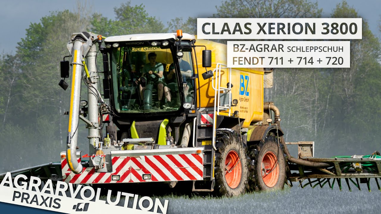 Claas Xerion 3800 Saddle Trac + trailing shoe spreader • Spreading ...