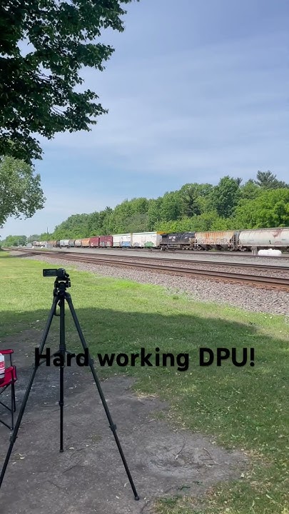Ns DPU pushing hard on a huge freight train in Berea! - YouTube