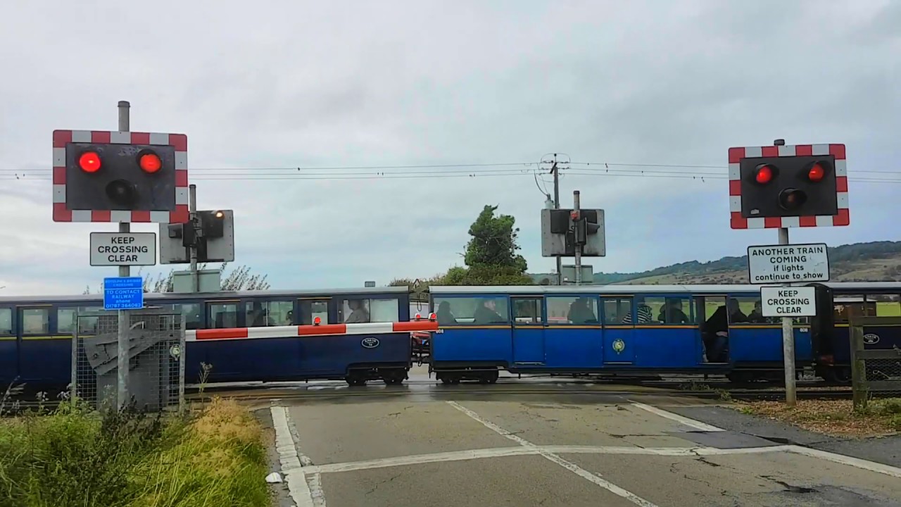 Botolph's Bridge Level Crossing, Kent - YouTube