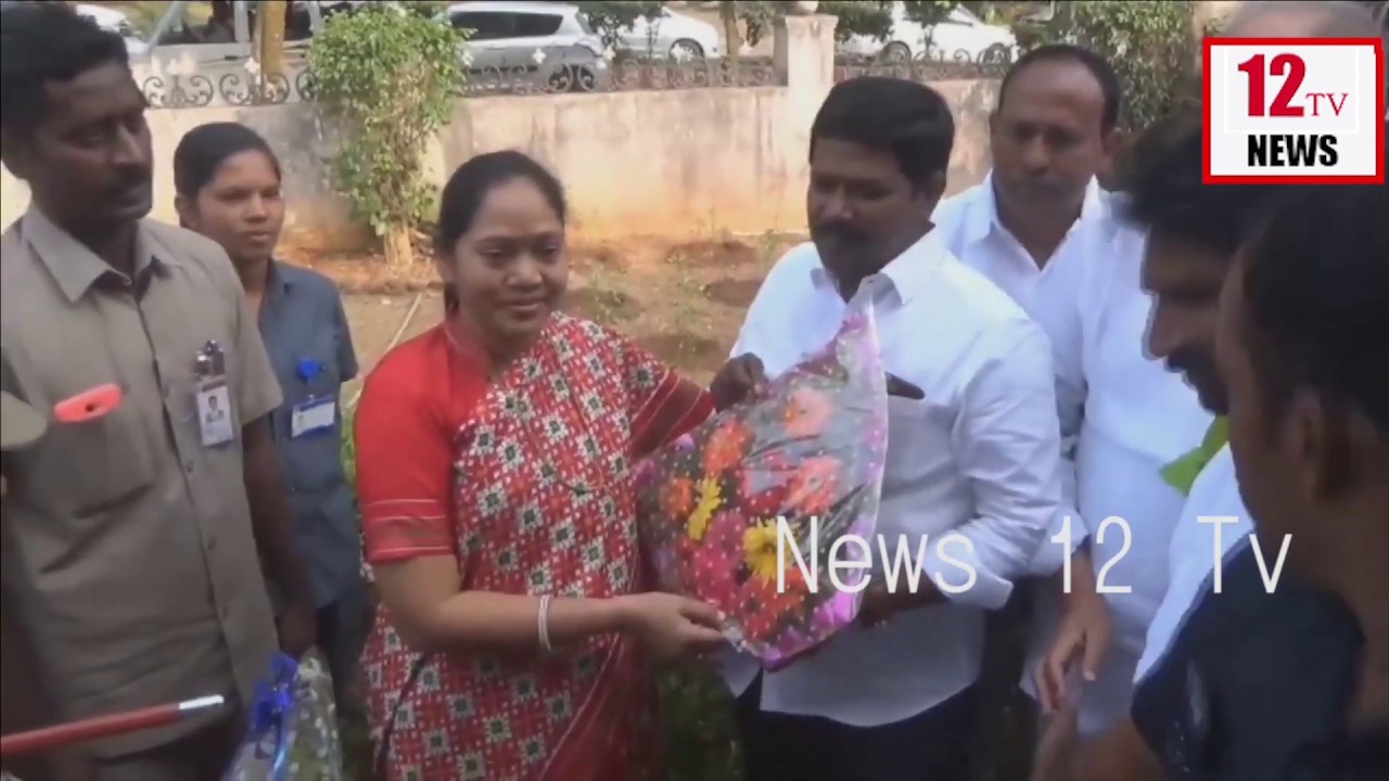 Minister Mekathoti Sucharitha In Local Tour | News 12 Tv - YouTube