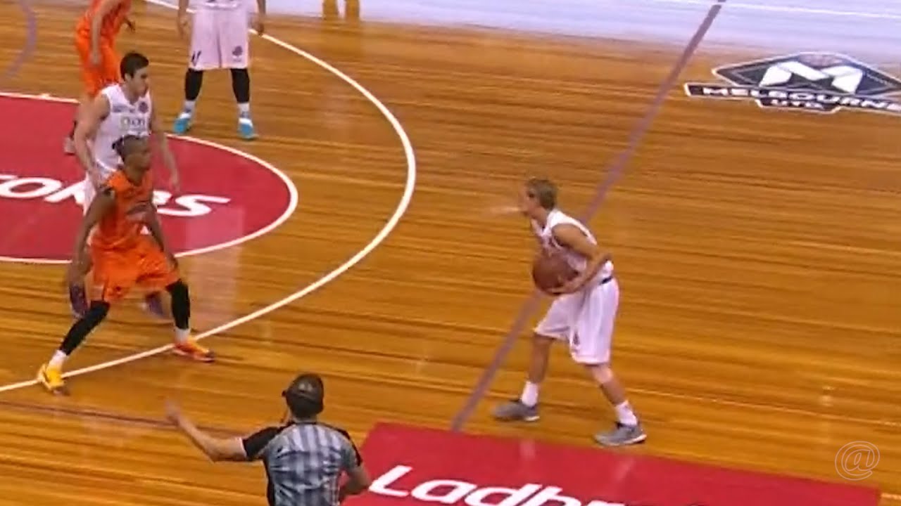 Professional Basketballer throws up on court - YouTube