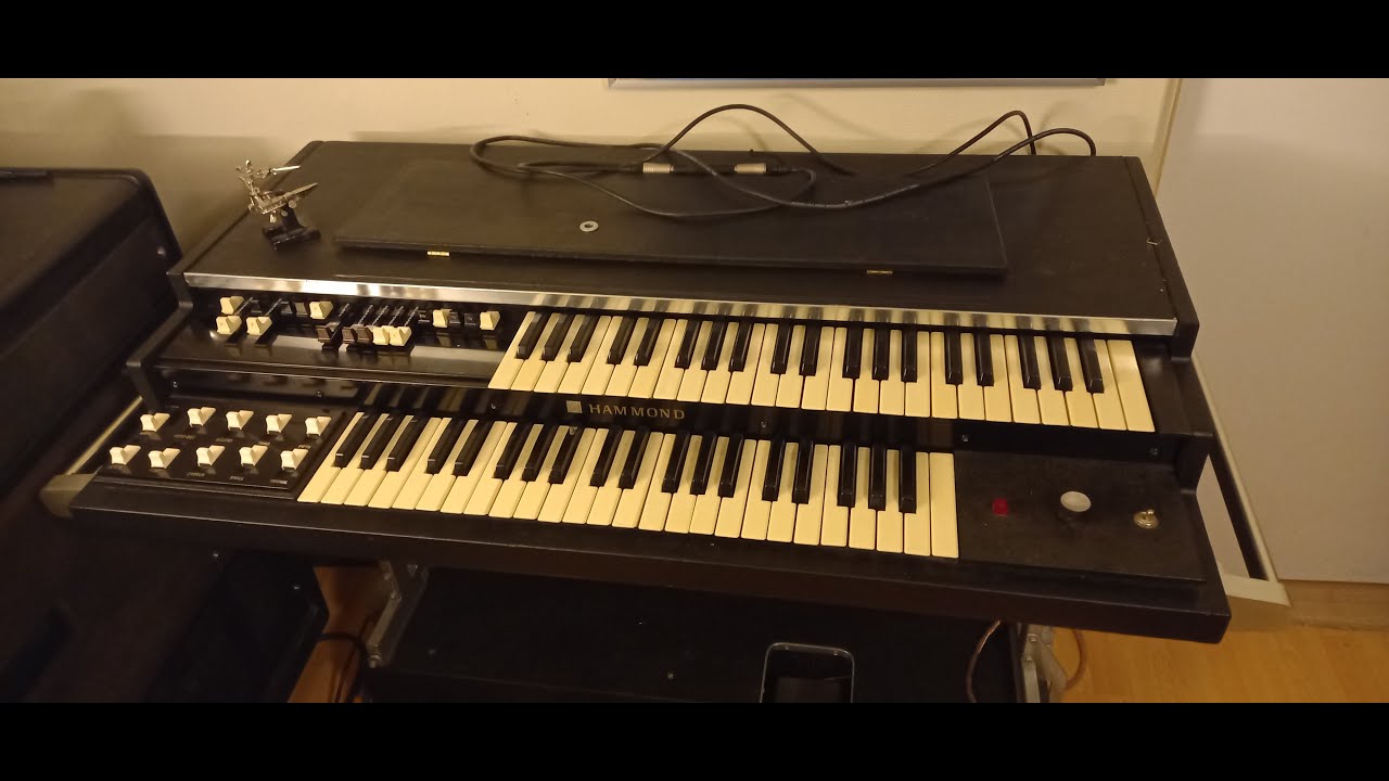 Hammond L100 portable Bass Foldback Mod - YouTube