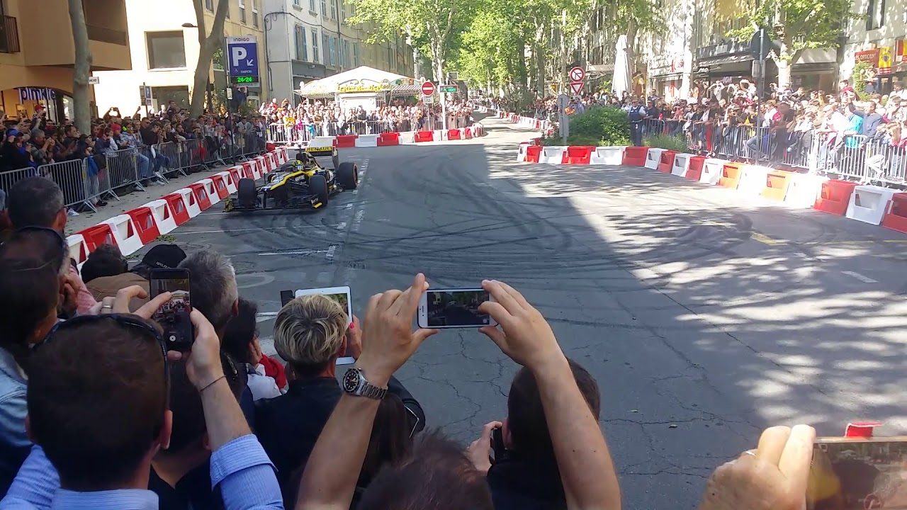 Roadshow F1 Salon de provence - YouTube