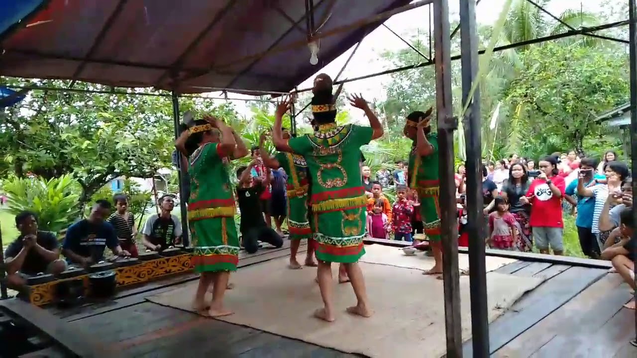 Tarian TOTOKNG dayak salako kampokng Paranyo Kabupaten Sambas - YouTube