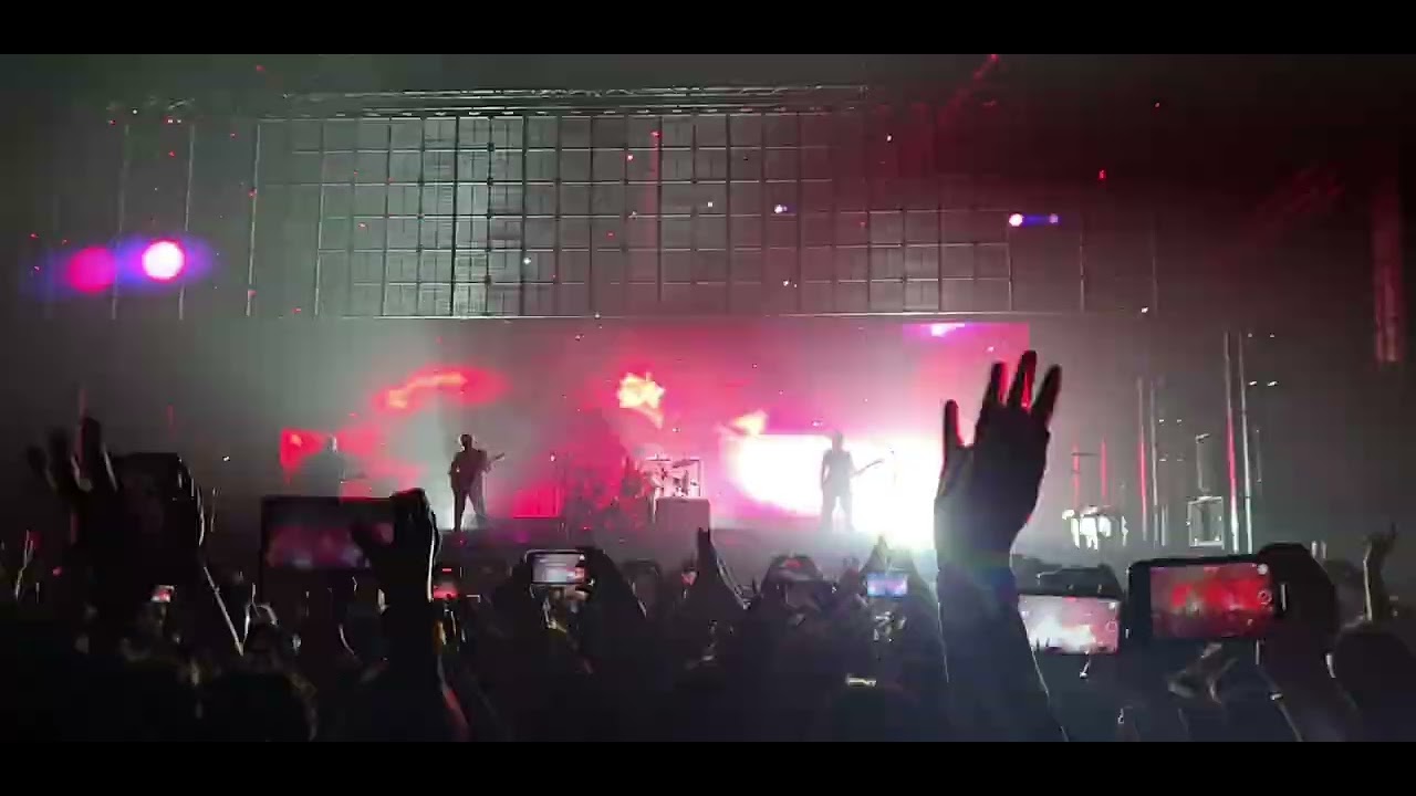 5 Seconds Of Summer - Red Desert live in Amsterdam, Take My Hand tour ...