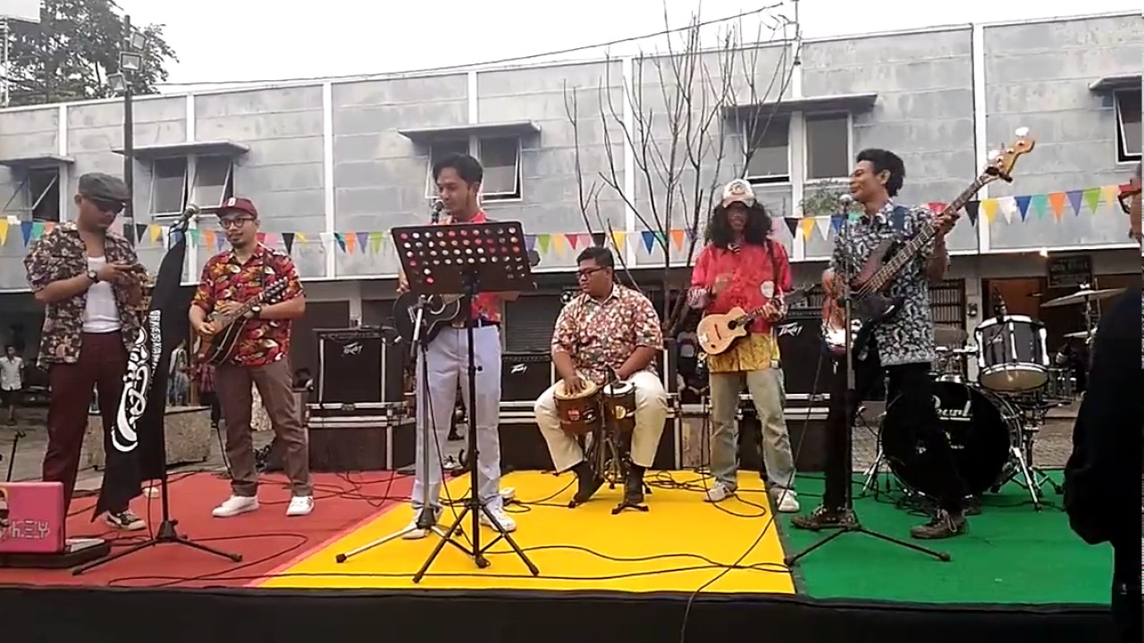 Reggae Round #1 :: Orkes Kampung Latar Jembar - Redemption Song - YouTube