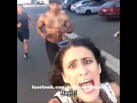 Video çekerken üstüne yürüyen adamlara sinirlenen kadın