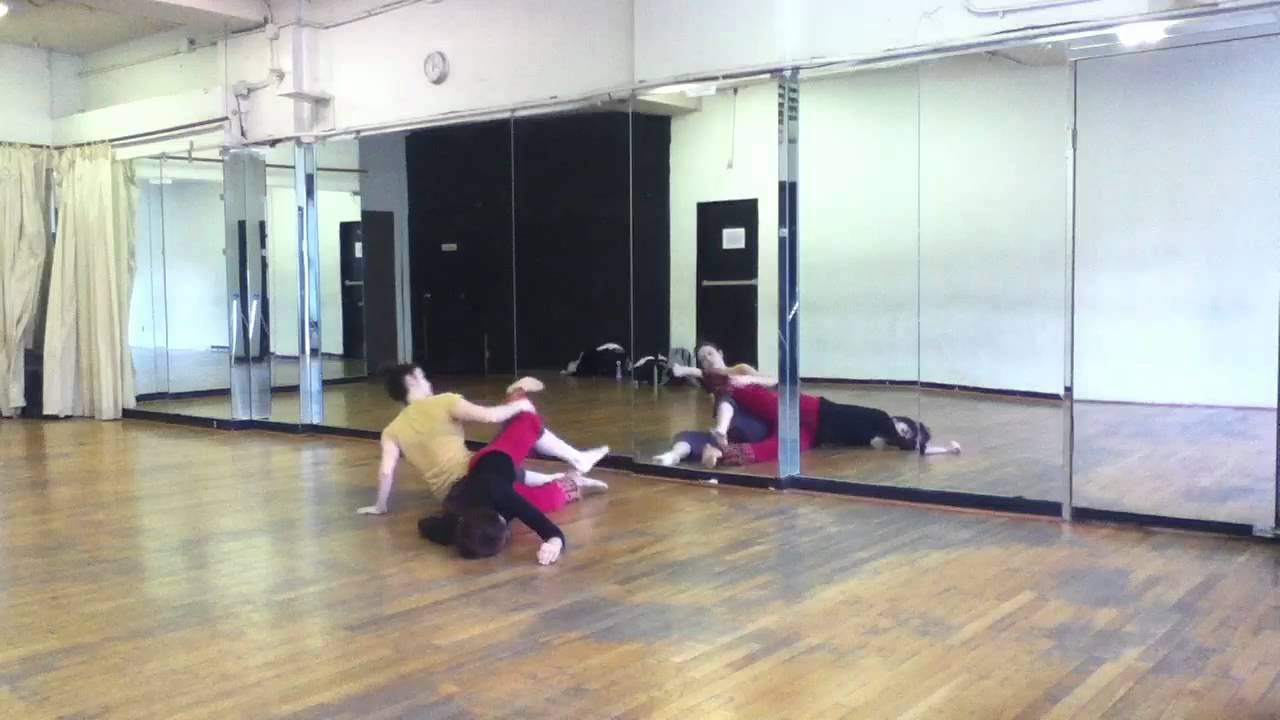 Contact improv. 1 min - YouTube