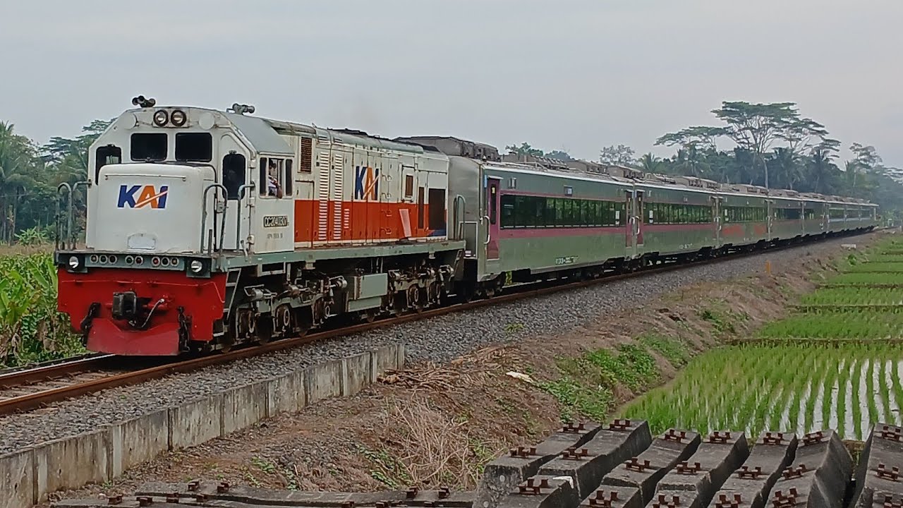 KERETA API LODAYA DI TARIK LOKOMOTIF HIDUNG KOTAK CC204 DI GUYUR HUJAN ...