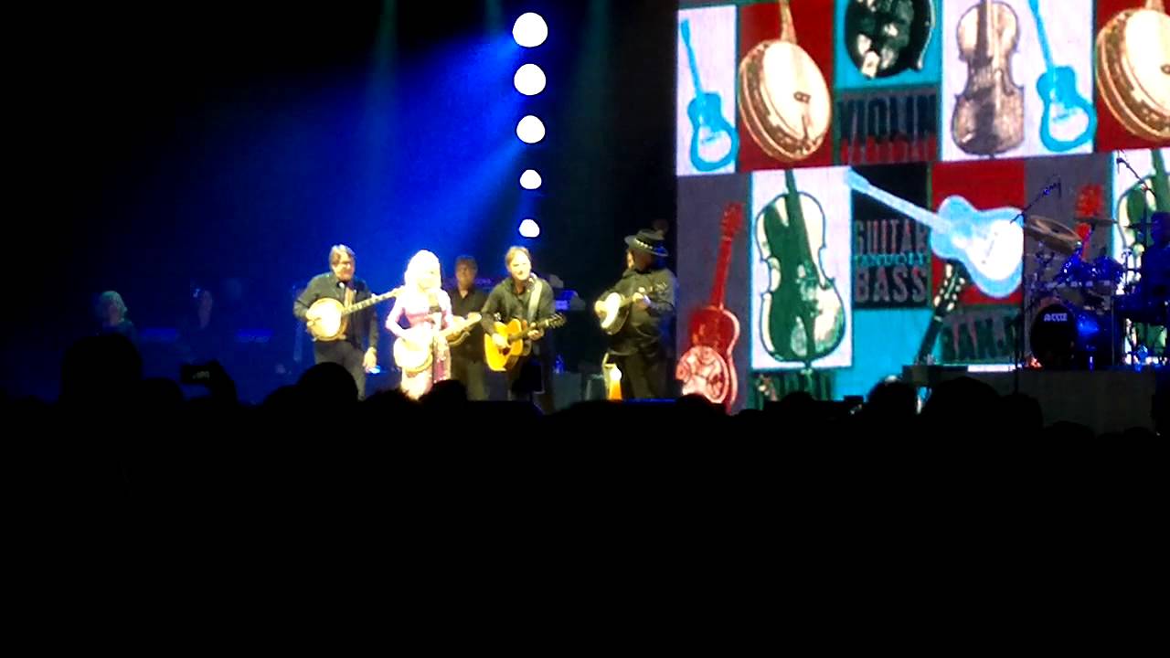 Dolly Parton dueling banjos @ the O2, London September 2011 - YouTube