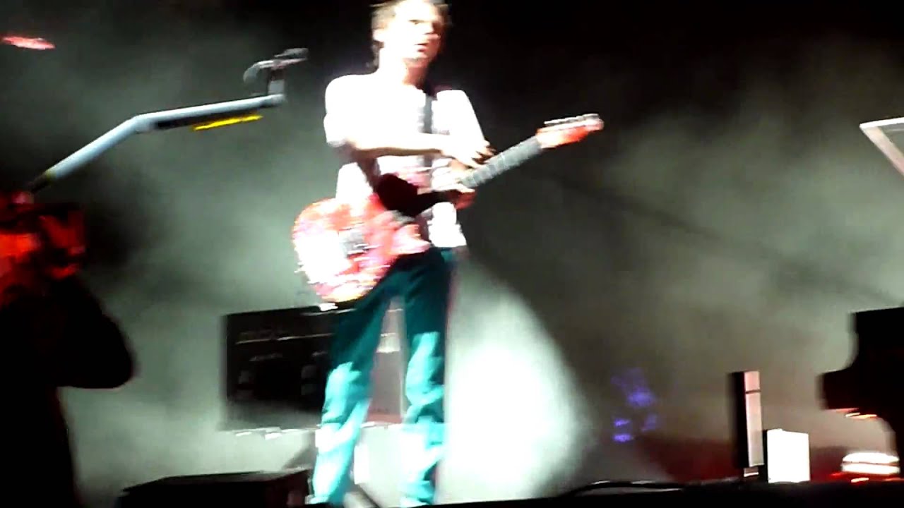 Muse Unnatural Selection, guitar solo Coachella 2010 - YouTube