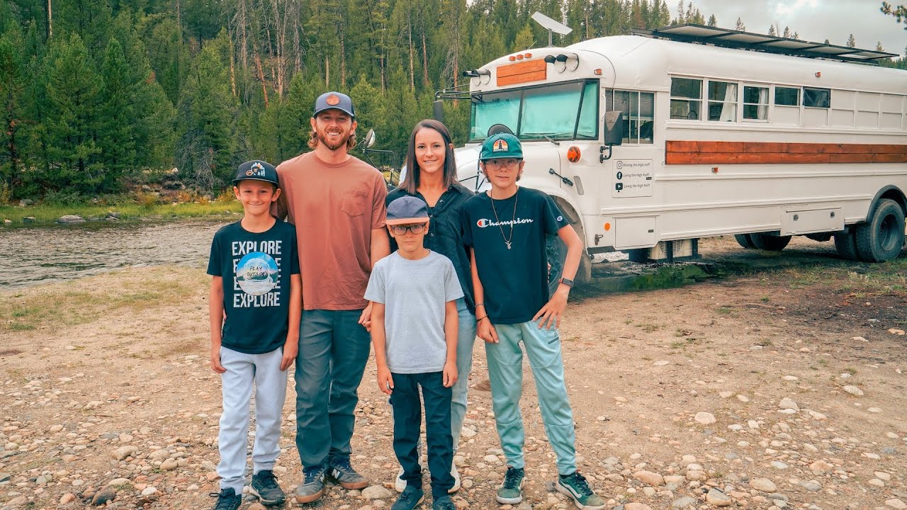 Casa de autobús con techo elevado de bricolaje para una familia: $70 mil USD en total - YouTube
