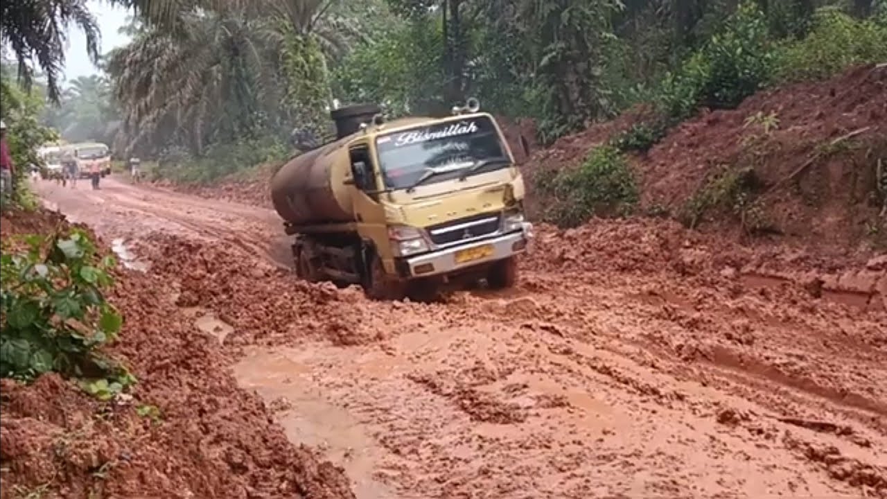 jalan hancur truk tangki CPO pada antri - YouTube