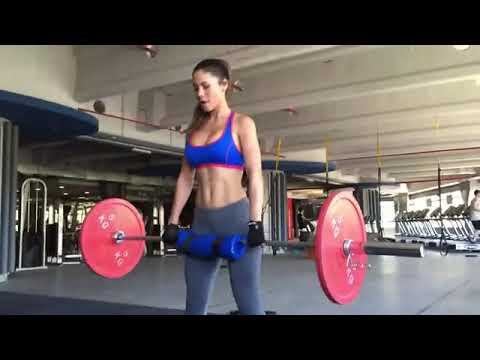 Noelia ríos entrenando glúteos