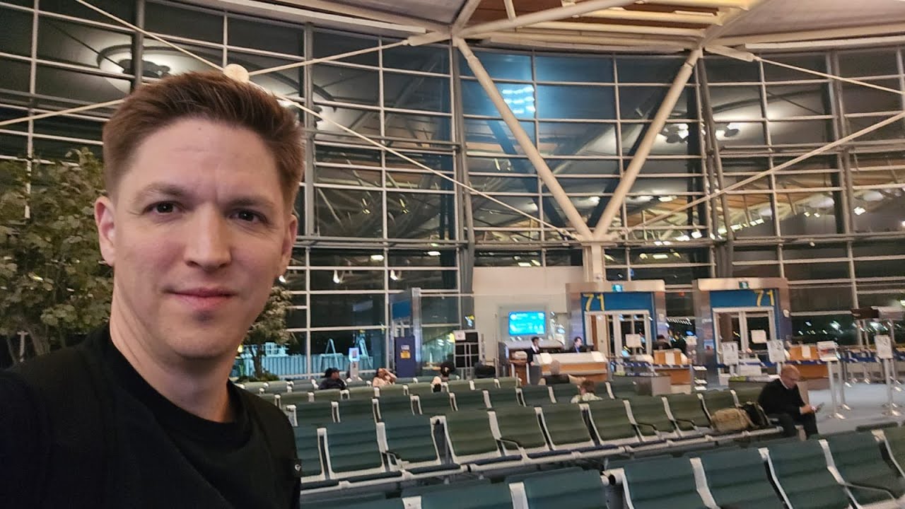 Vancouver (YVR) LIVE: It's Snowing??? Airport stream... - YouTube