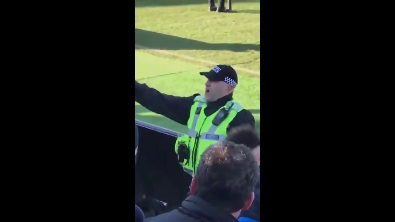 A Police officer singing with the Leeds fans - YouTube