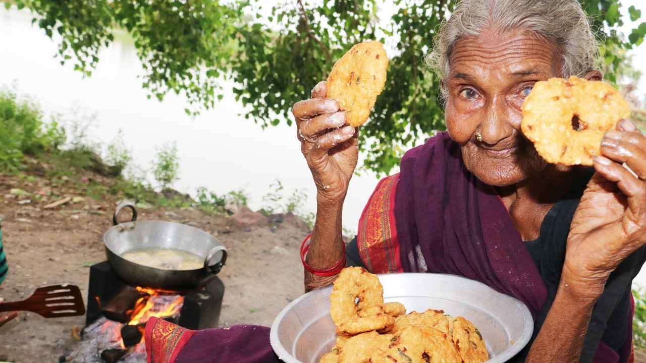 Minapa Garelu | Medu Vada By Granny Mastanamma - YouTube