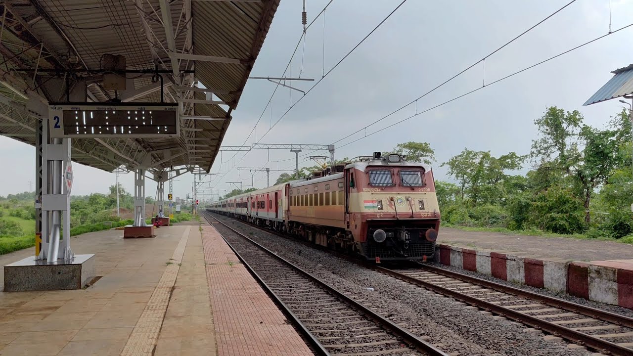 AJJ SHED ICF RAJDHANI LIVERY WAP 4 LEADS 11011 CSMT DHULE EXPRESS - YouTube