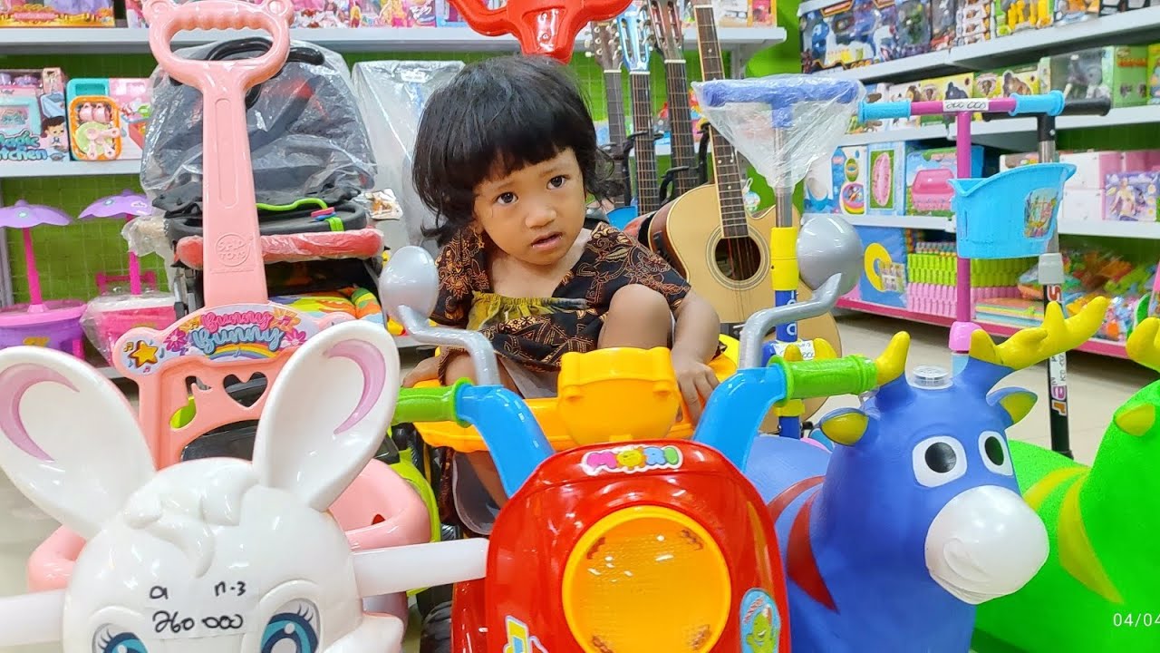 Bermain Di Swalayan, Banyak Mainan Lucu, Mainan Bola Warna Warni ...