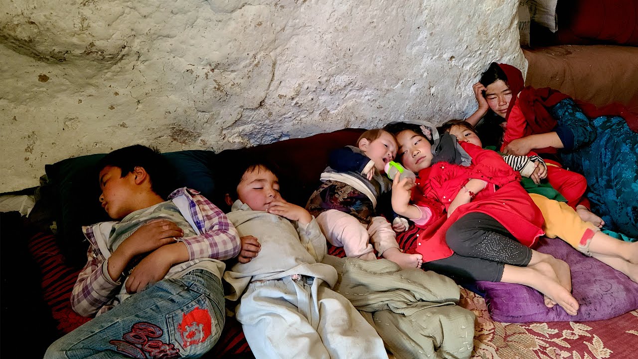 Twin children live in a cave | Living in the most difficult conditions ...