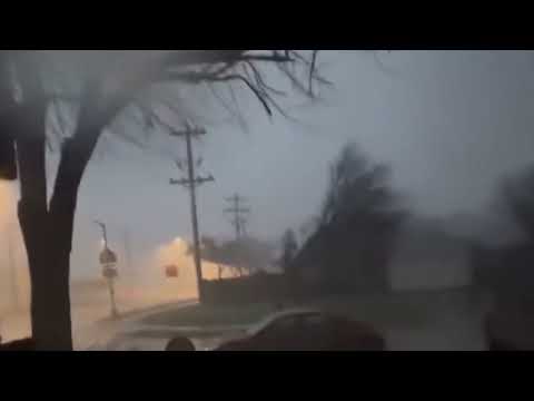 Vor 20 Minuten!⚠️  Mächtiger Tornado trifft Texas, Louisiana!