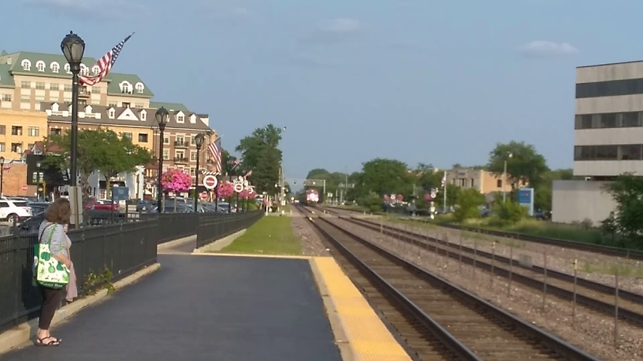 Metra Union Pacific Northwest Line Late Express - YouTube