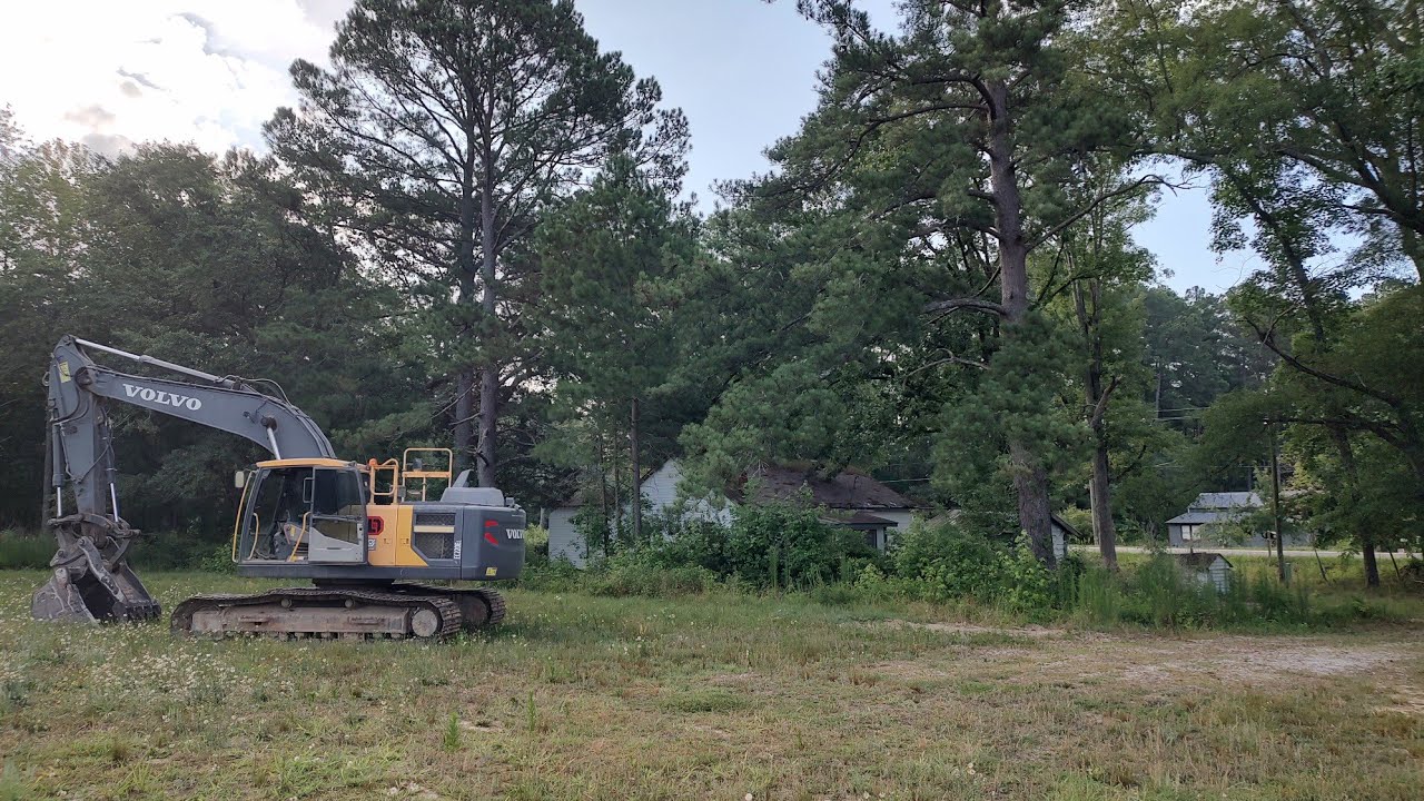 Cleaning Up The Abandoned House Yard For Demo Day! - YouTube