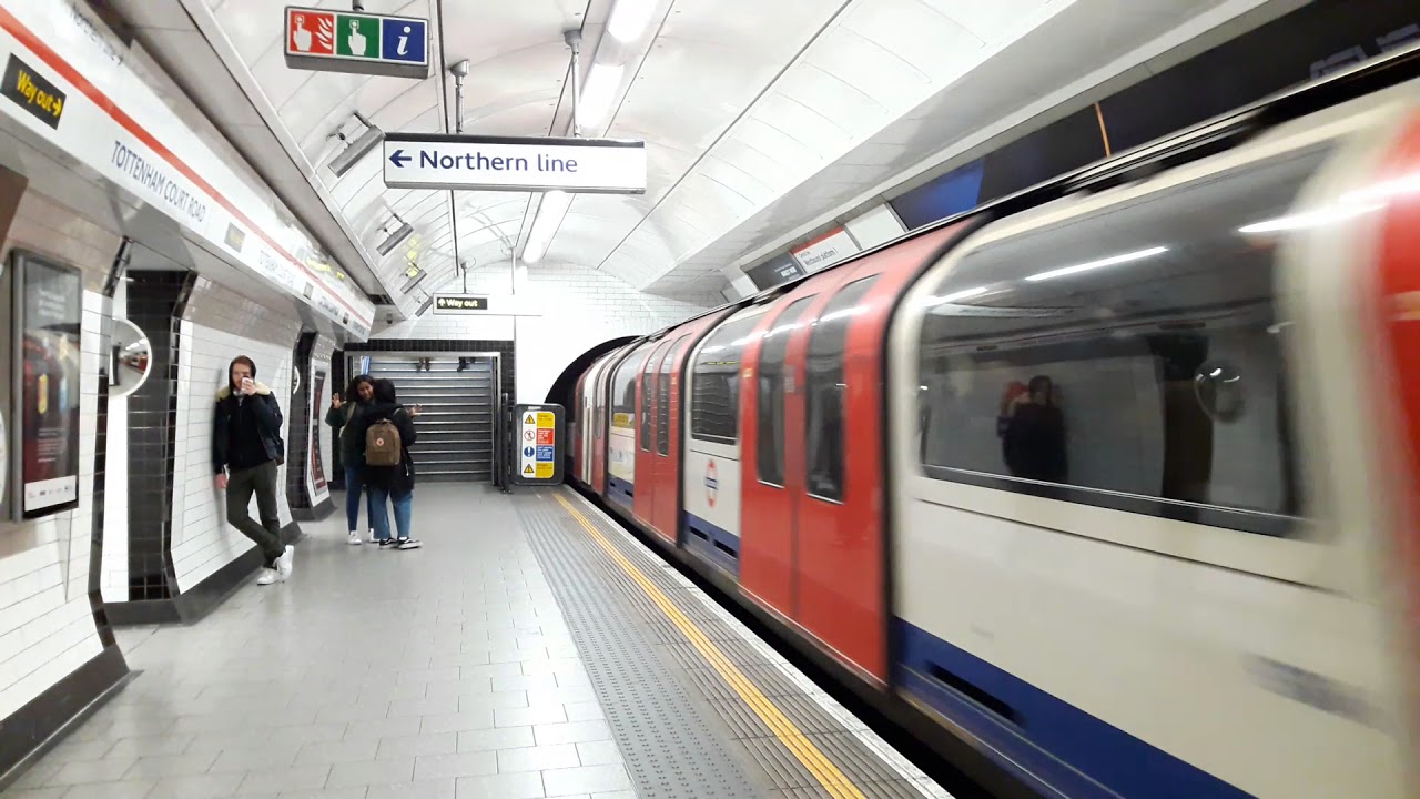 London Underground Central Line: 1992 Tube Stock #92029 arriving at ...