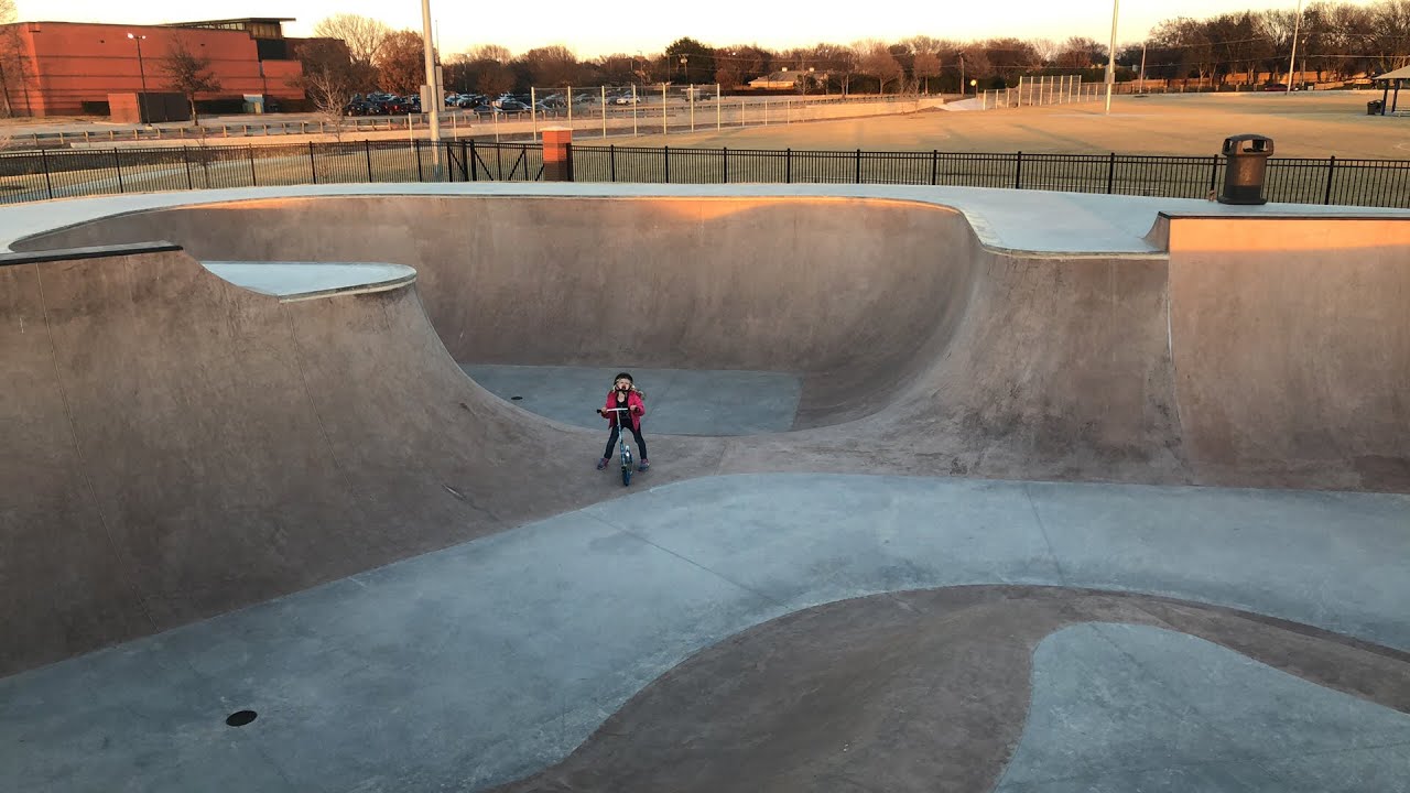 Skating in an empty swimming pool - YouTube
