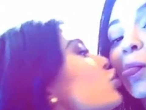 Kylie Jenner And Kendall Jenner Kissing In Snapchat Video