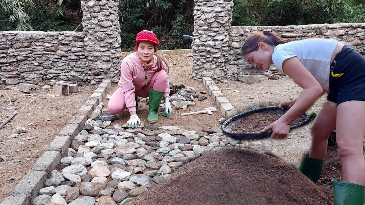 Exploiting underground sand resources and available materials, the girl ...