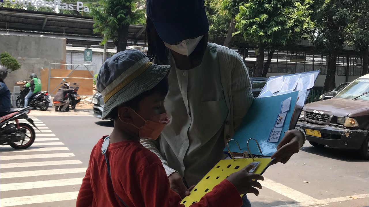 Kian belajar menyeberang di zebra cross dan mengenal rambu lalu lintas ...