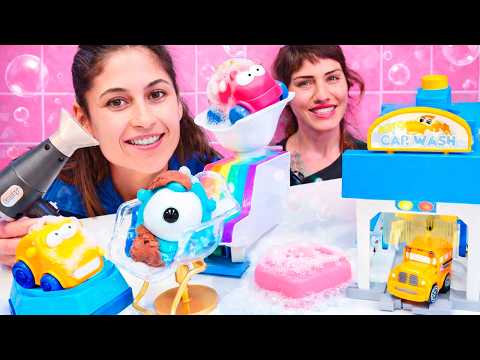 Ayşe ve Ümit ile çocuk oyunları! Küçük yarış arabaları yıkayalım ve tavuk için yem hazırlayalım!