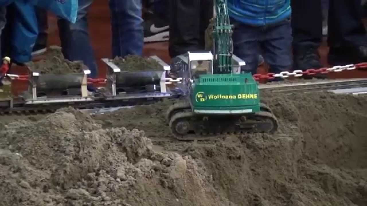 Excavator loads train - YouTube